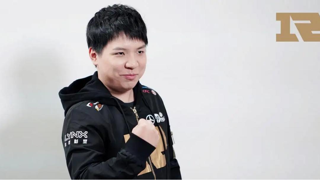 The female anchor looks like Rita and attracts AJ to watch and meet for ...