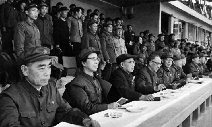 Old photos: Kang Sheng and Jiang Qing took a group photo. Kang Sheng ...