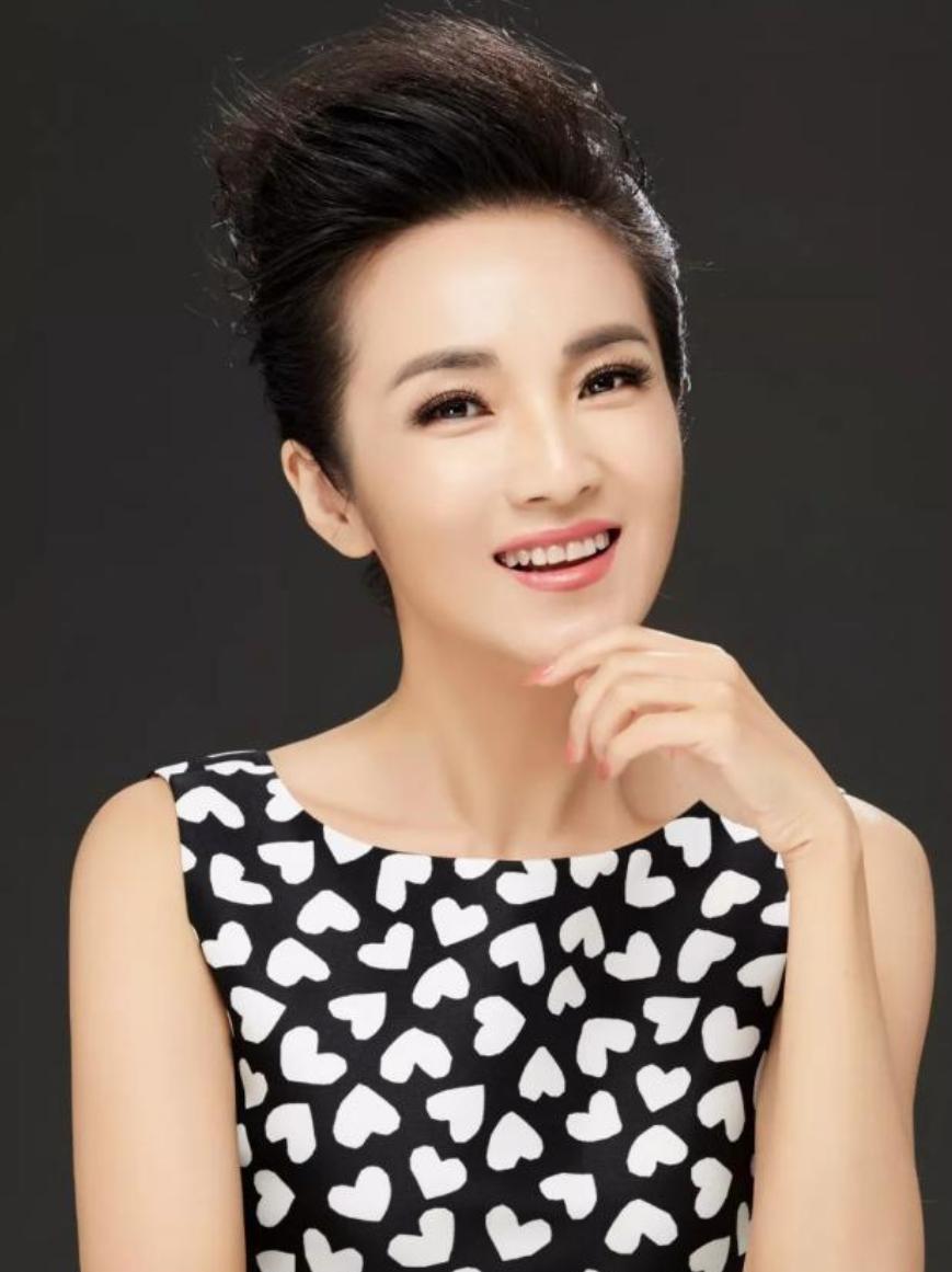 Host Guan Tong: Married to an ordinary husband at the age of 41, gave ...