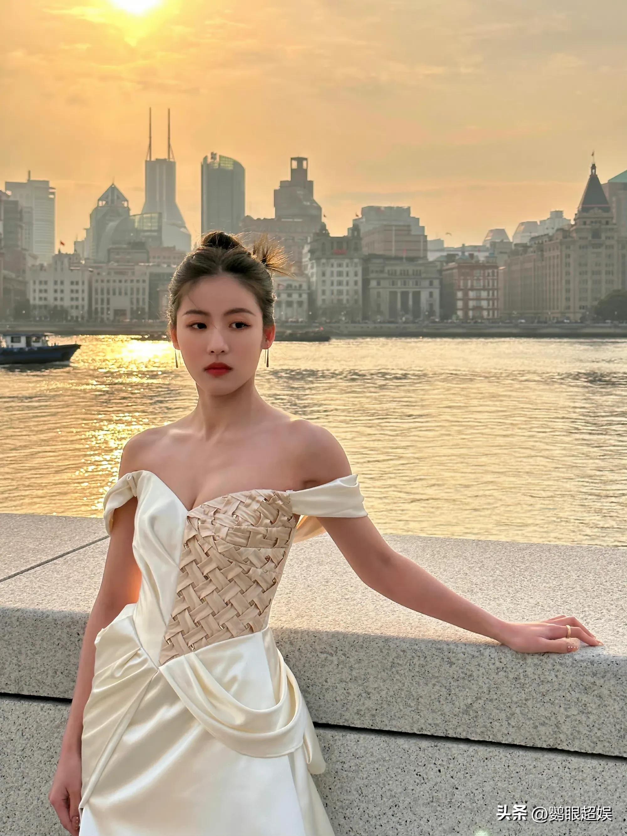 Sun Rui's photo of Sun Rui's color-matching tube top under the sun is ...