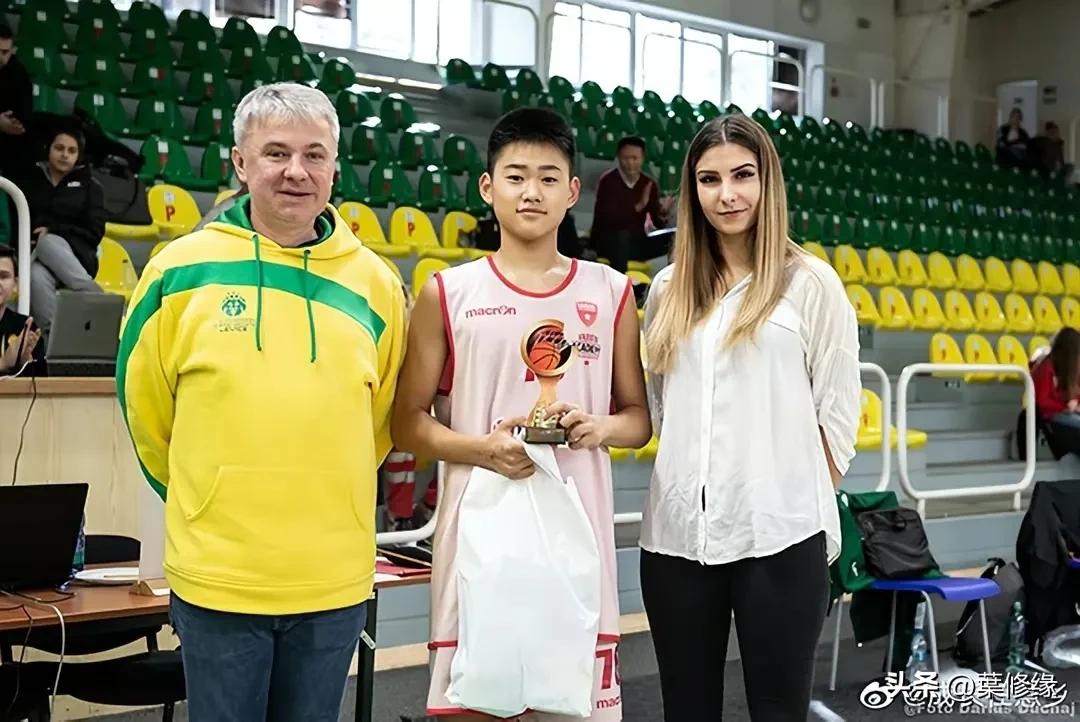 Zhao Weilun was officially promoted to Varese first team, he will be 17 ...