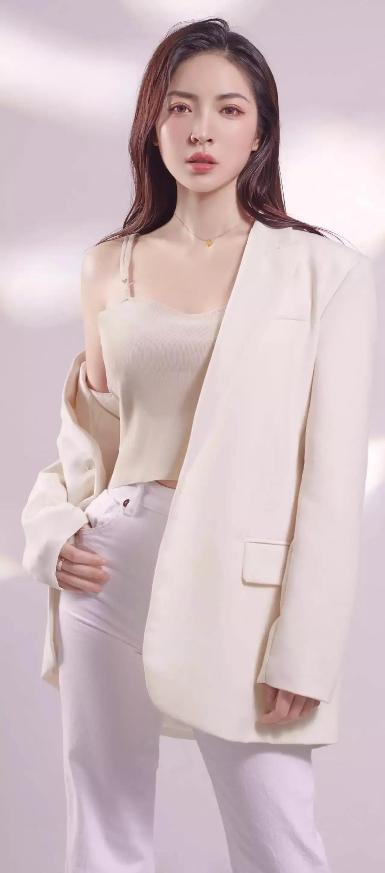 The most beautiful billiard female referee Wang Zhongyao - iNEWS