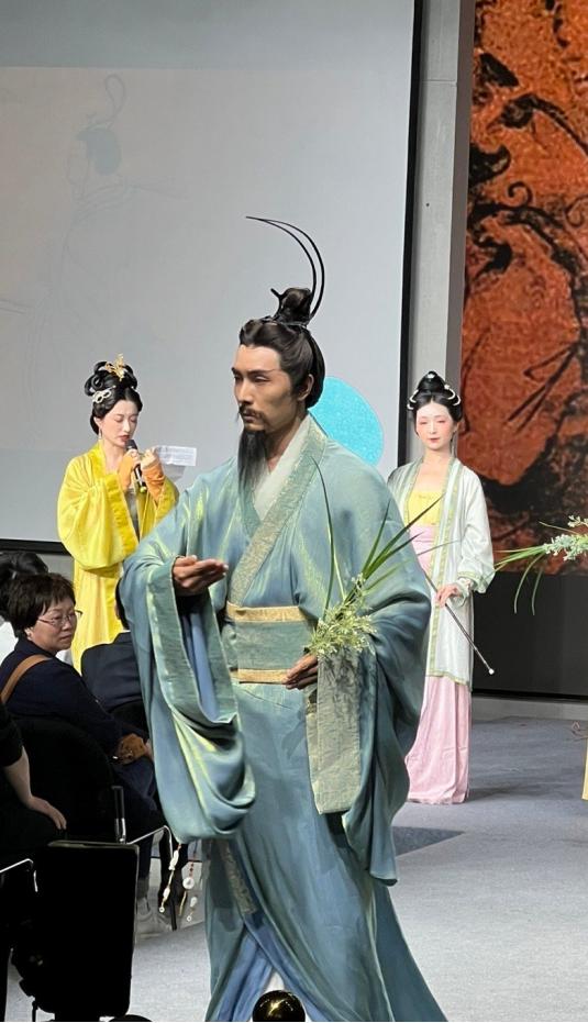 This is the real dress of the ancients! A lot of costume dramas that ...