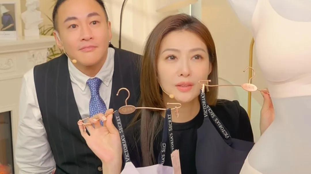 He Rundong used his wife as a humanoid backboard, and the combined live broadcast is very ...