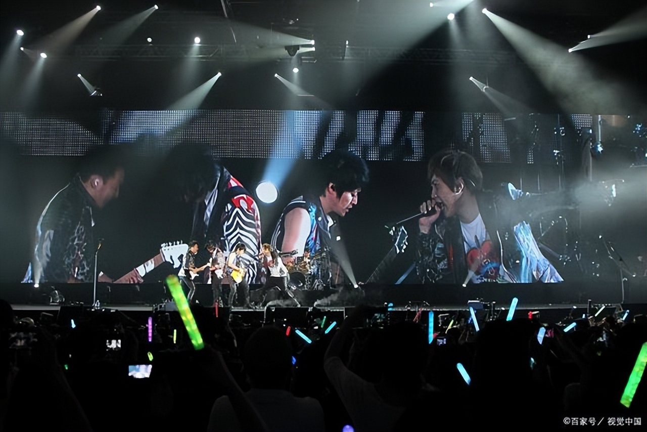 Marriage proposals broke out at the Mayday concert, and fans wore ...