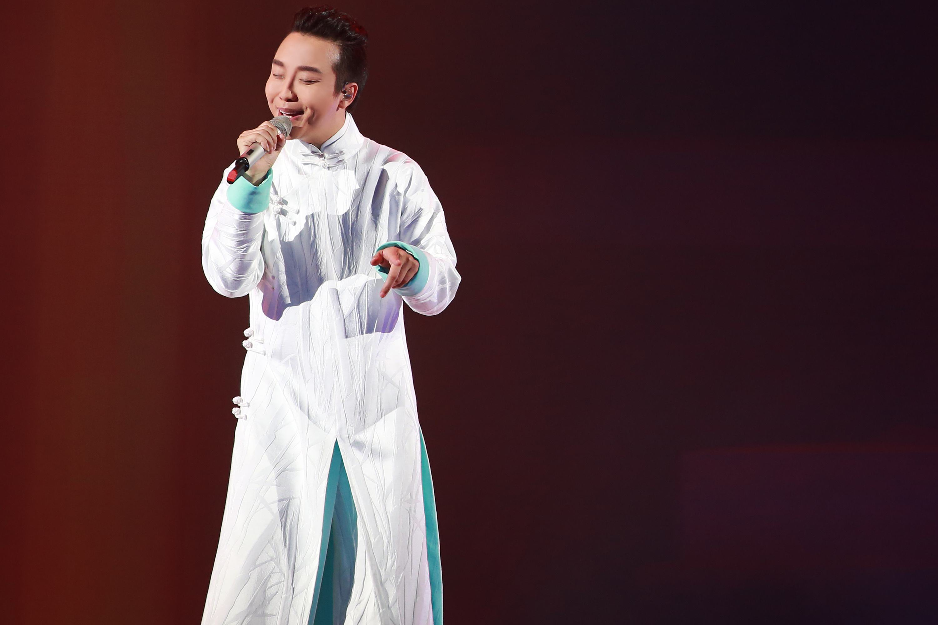 Li Yugang liked to sing since he was a child, but his family did not ...