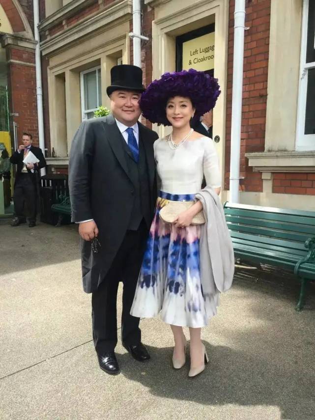 Yang Lan and her husband are high-profile in the same frame, wearing a ...