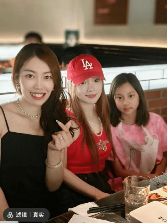 Li Xiaolu Tianxin went out to eat and was met by chance. Tianxin looks ...