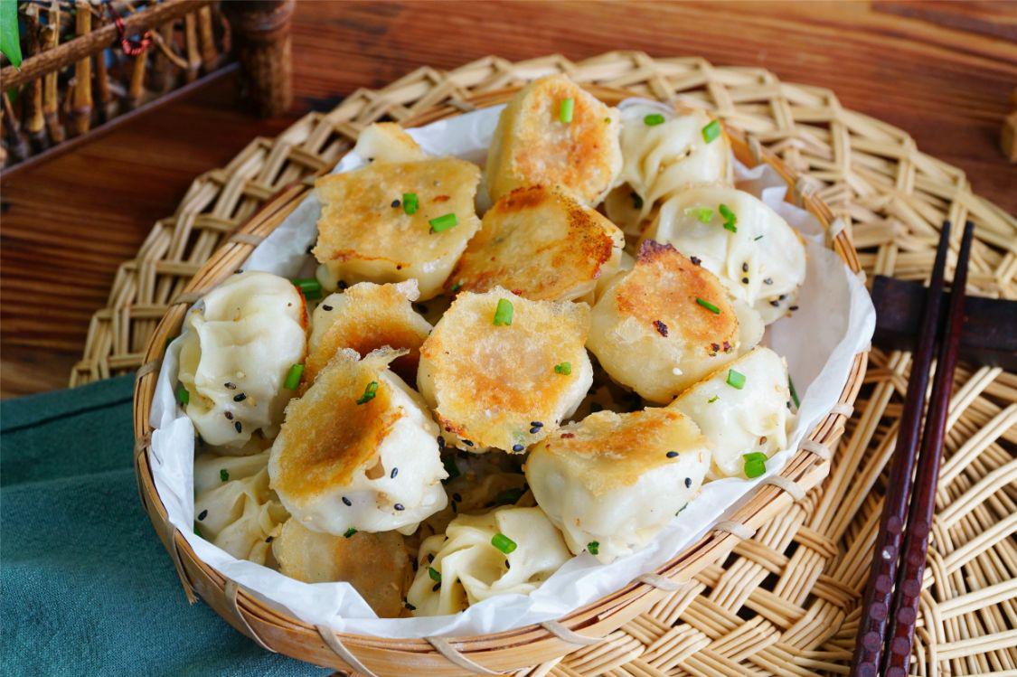 1 stack of dumpling skins, half a bowl of meat filling, teach how to ...