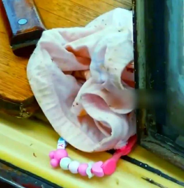 Disgusting! The roadside stall used pink women's underwear as a rag ...