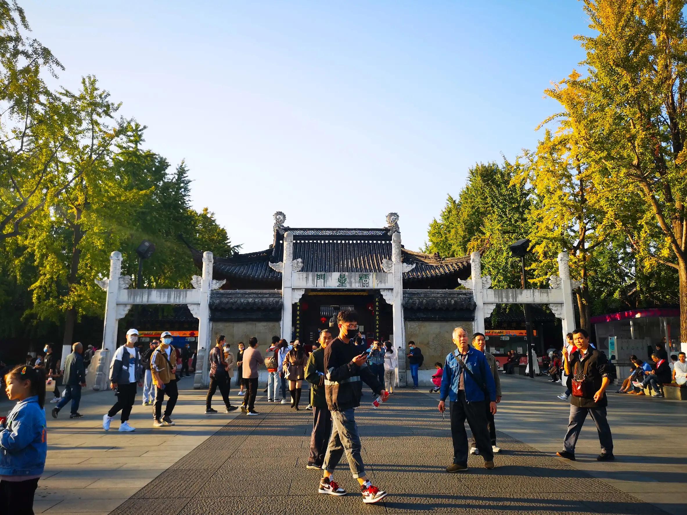 Entering the Dacheng Hall of Nanjing Confucius Temple - iNEWS
