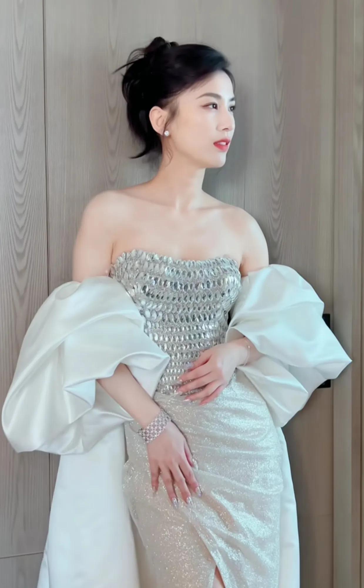 Huang Shengyi's eyes are too obsessed when he shoots a wedding dress ...