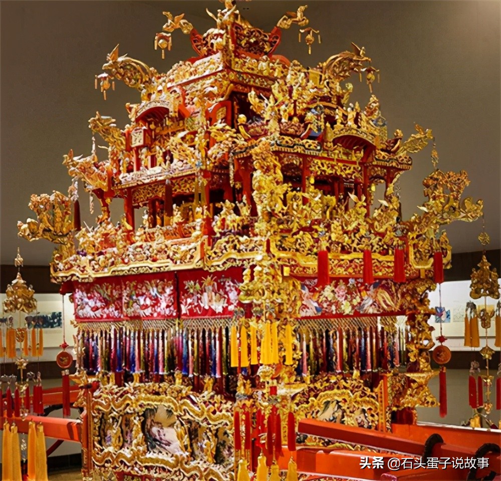 What did the inside of the ancient sedan chair look like?Don't be ...