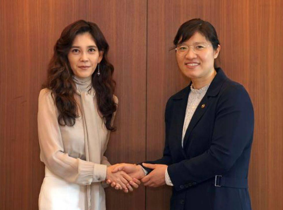 The 52-year-old Samsung Princess is a real socialite: her long hair is ...