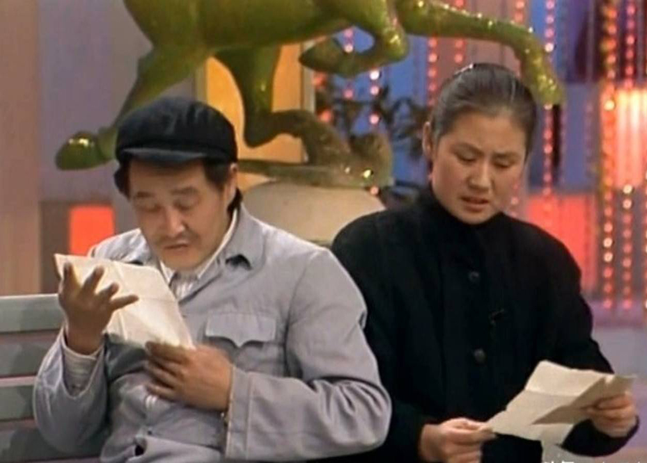 65-year-old Zhao Benshan made a rare appearance, took a happy photo ...