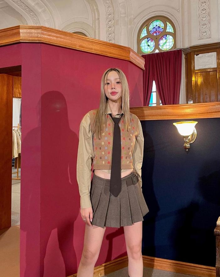 Ins fashion blogger Heejoo wears colors on his body, the colors are ...