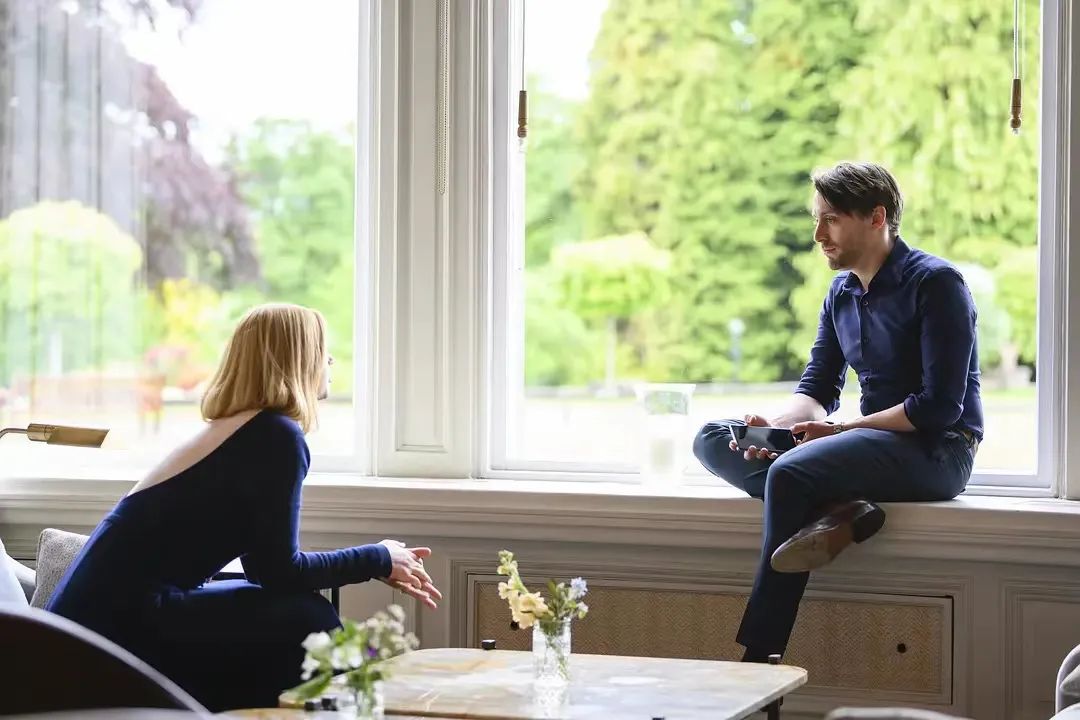 The chain of contempt for dressing in the upper class: Can such a ...