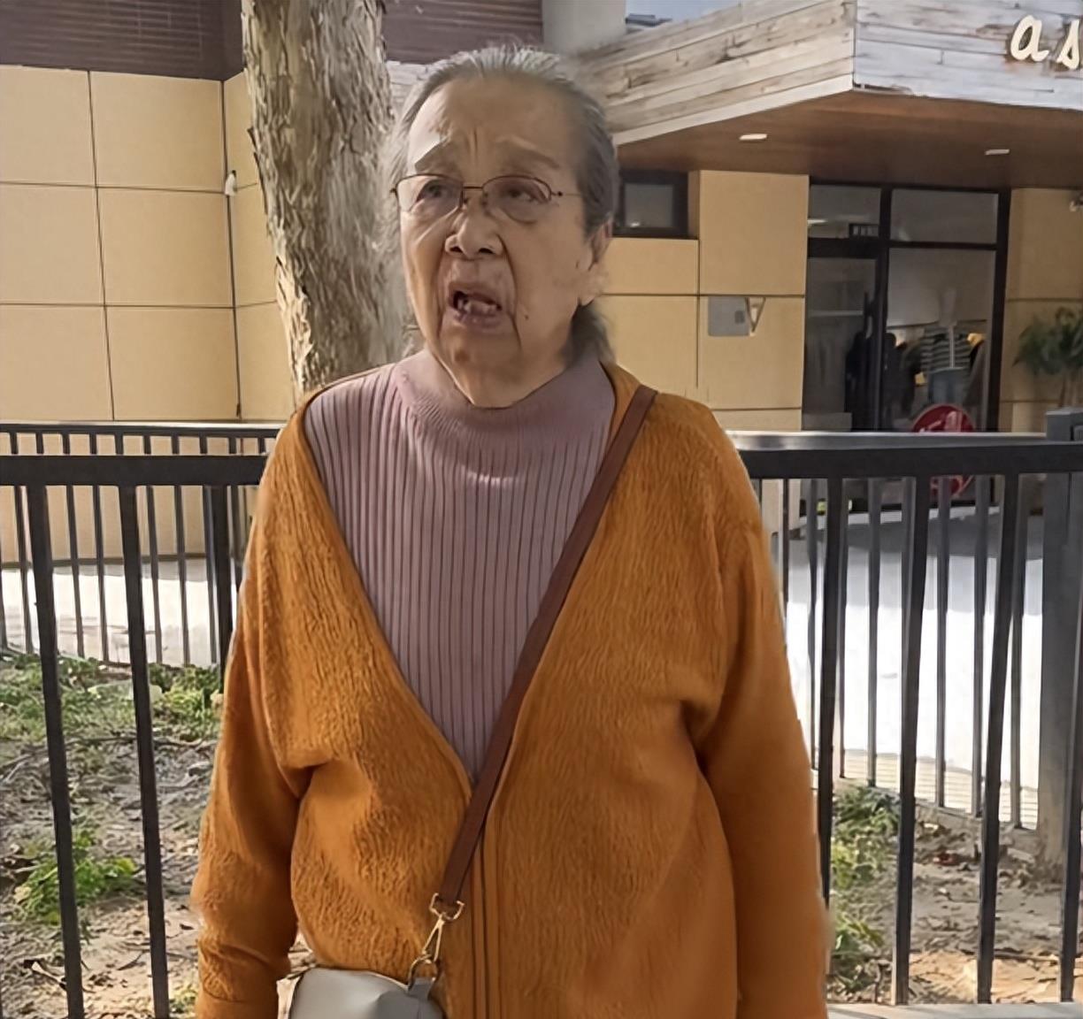 87-year-old Li Mingqi appeared on the street. His gray hair and jacket ...