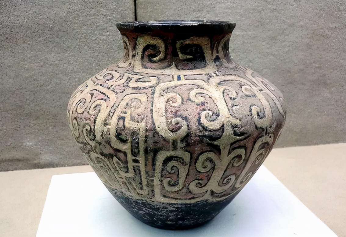 "Alien-shaped jar" unearthed at the Damatzi site, experts say it has ...