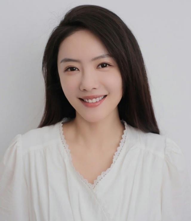 She is spoiled by Feng Shaofeng and protected by Shen Teng. She is not ...