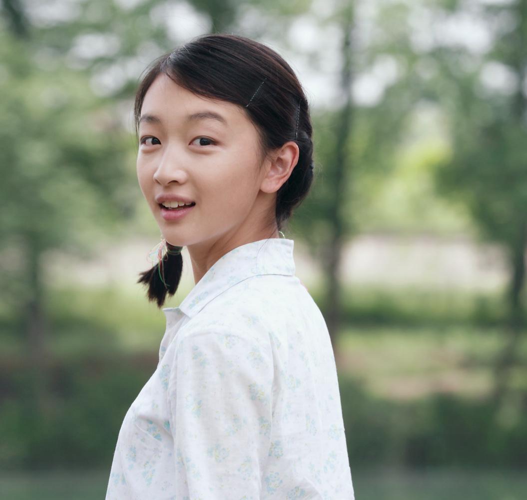 "Mou Girl" Zhou Dongyu is at the peak when she debuts, her gold-absorbing physique gets darker ...