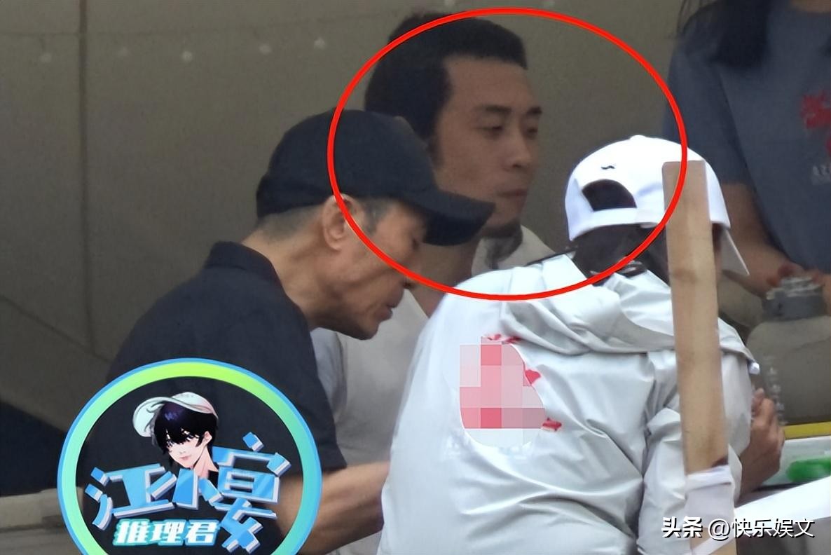 72-year-old Zhang Yimou eats on the set!Chatting and laughing with the ...