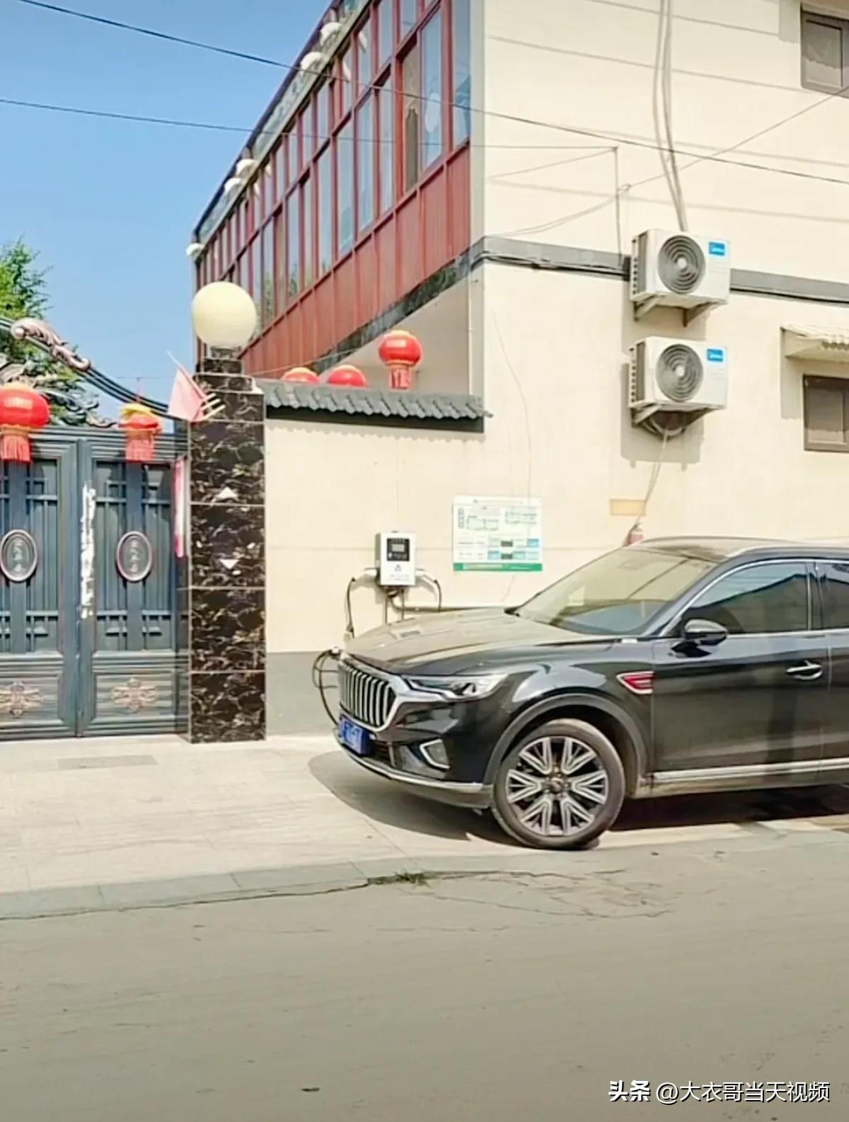 Zhu Xiaowei and Chen Meng are bored indoors on a hot day and don't know ...