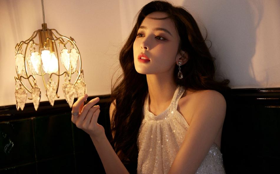 Nazha's latest photo exposure is as beautiful as a flower blooming with ...