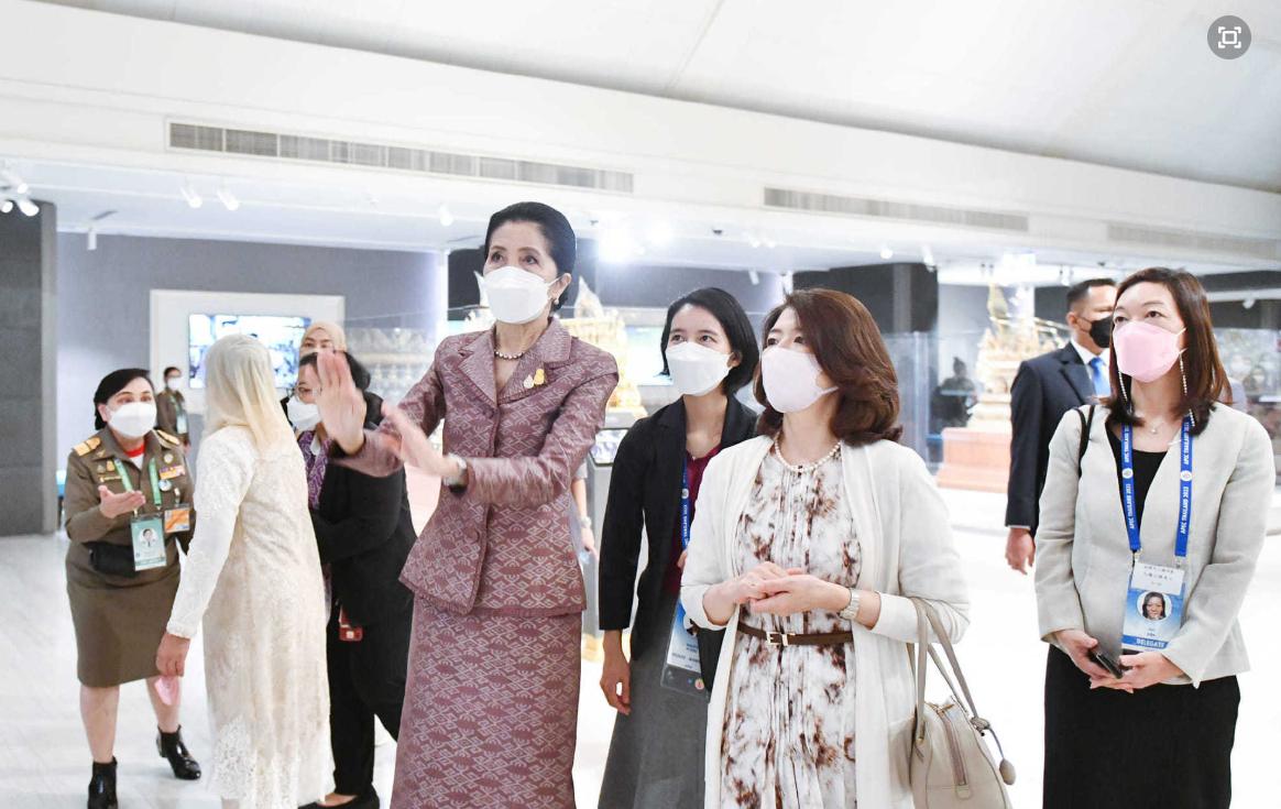 Group photo of the APEC Ladies Group!Indonesian lady white lace dress ...