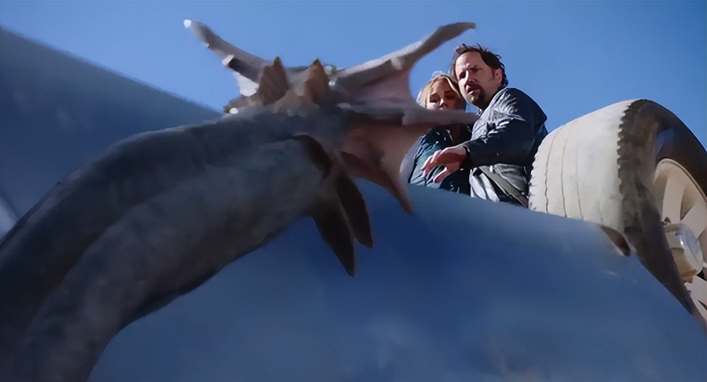 From the movie "Alien", see how the spaceship crew explores, arousing ...