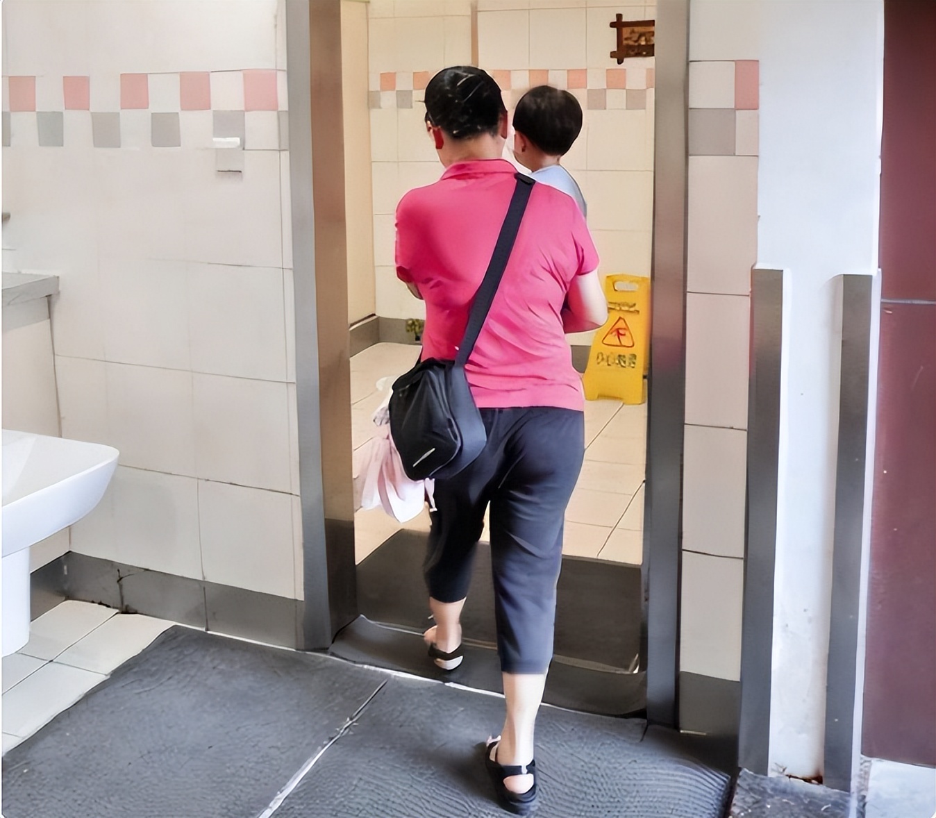 The unsightly scene of the "women's bathroom" incident has torn the fig ...