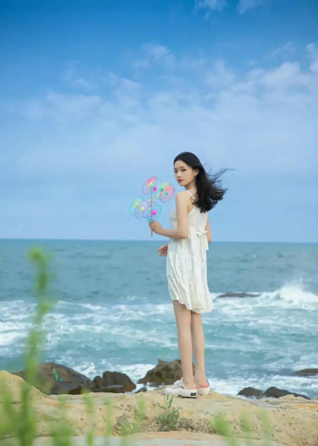 Lin Yun's beach photo by the sea, wearing a white dress with suspenders ...