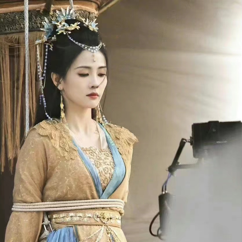 The same is Bailu performing Jumping from the Tower, compared with ...