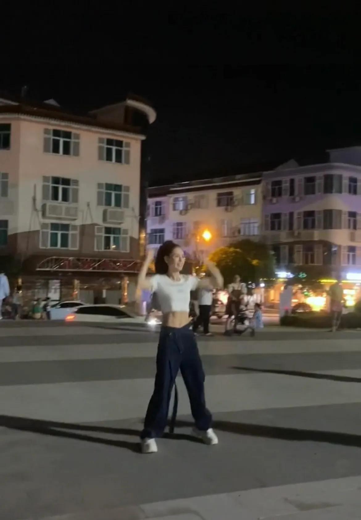57-year-old Li Ruotong danced in the square to show off her abdominal ...