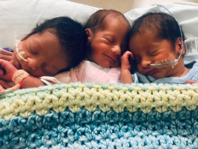 British mother gave birth to triplets 11 months later, all 4 babies are ...
