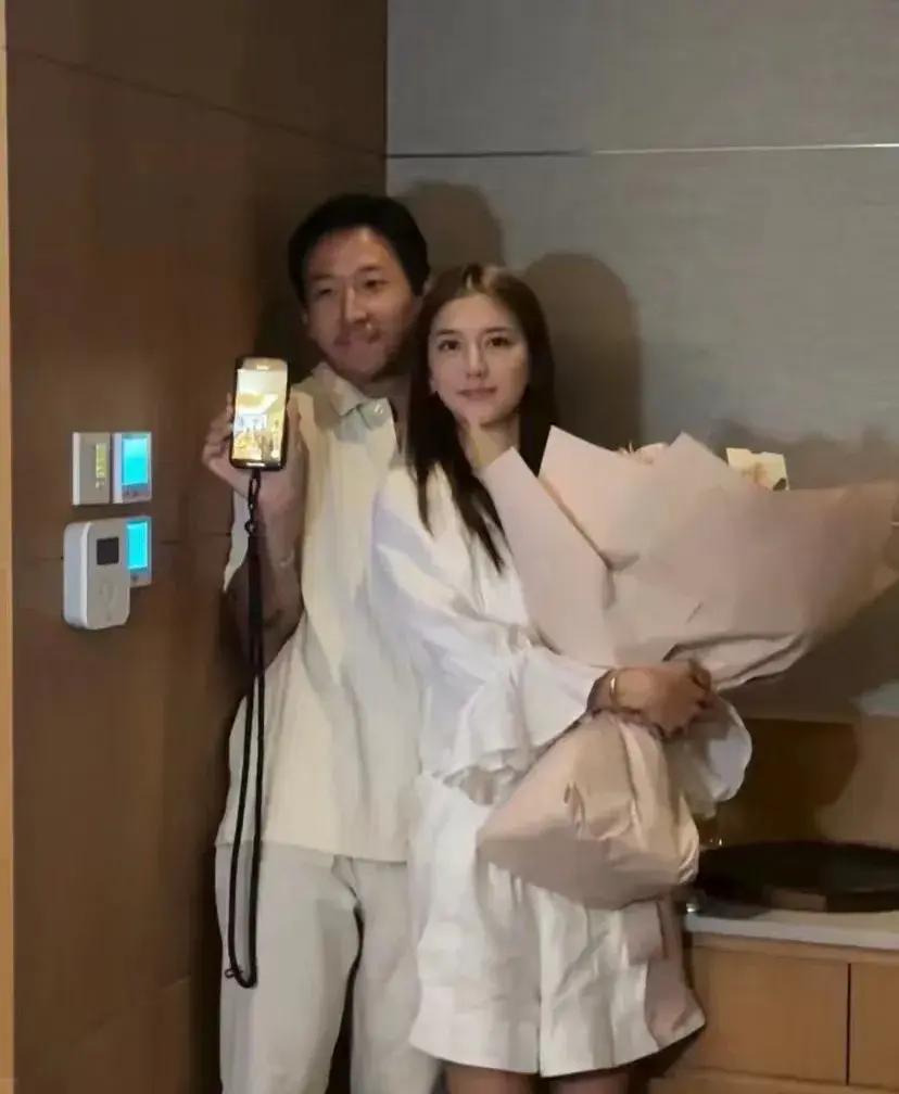 Wu Qianyu brought Shi Boxiong to celebrate her friend's birthday. The outfits were beautiful and ...