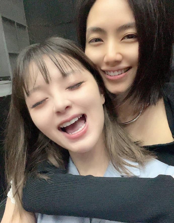 Mei Yiliya posted a confession to Liu Xijun, and posted a photo of the two with Xie Na and Zhang ...