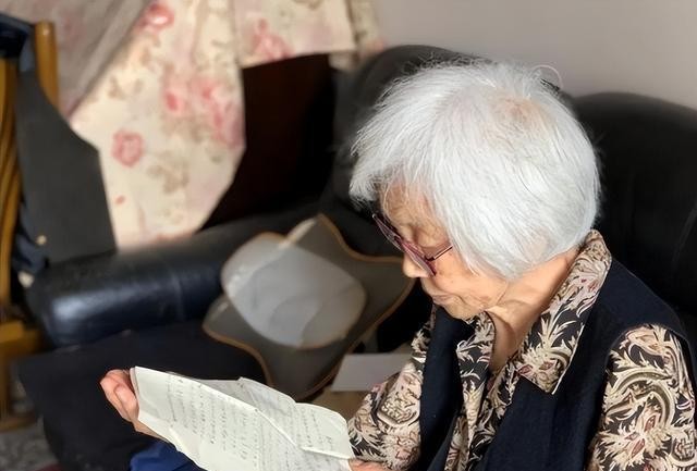In 1951, her fiancé died in the Korean battlefield. Zhu Jinxiang did ...