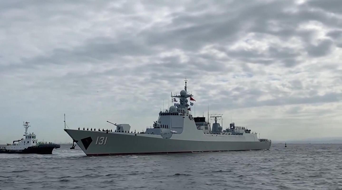 The People's Liberation Army's 052D battle with the US ship lost all signals after being ...