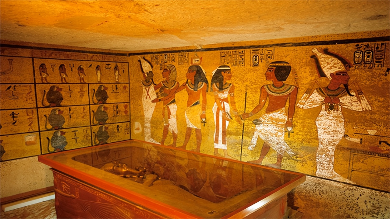 Archaeologists discover mysterious alien ring in King Tutankhamun's ...