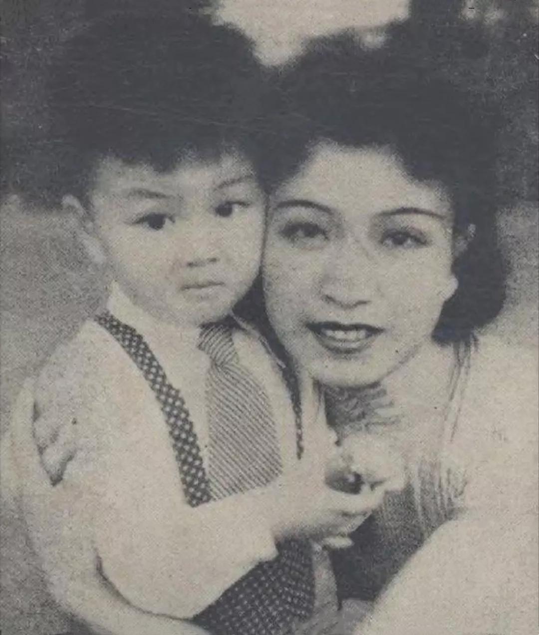 In 1967, Jiang Qing was speaking, and Premier Zhou applauded helplessly ...