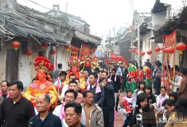 Chaoshan people worship gods. In addition to the gods in the shrines ...