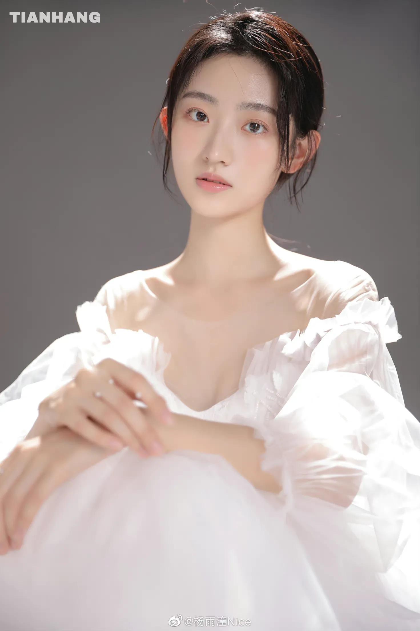 Beautiful picture of Yang Yutong - iNEWS