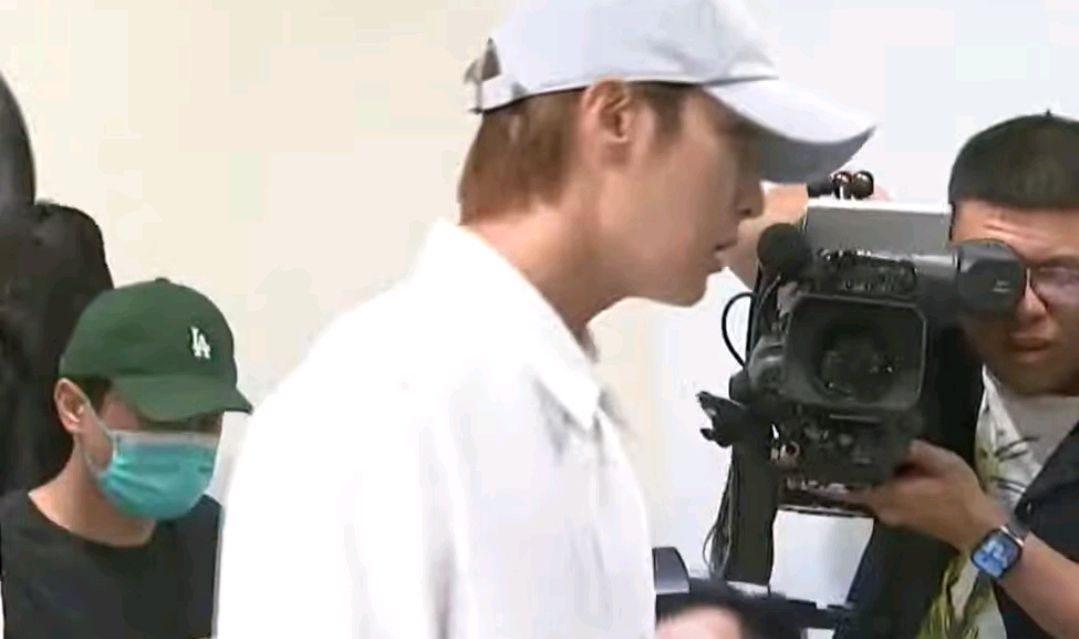 Aaron Yan raided Qiu Yaole's press conference to apologize to him, then ...