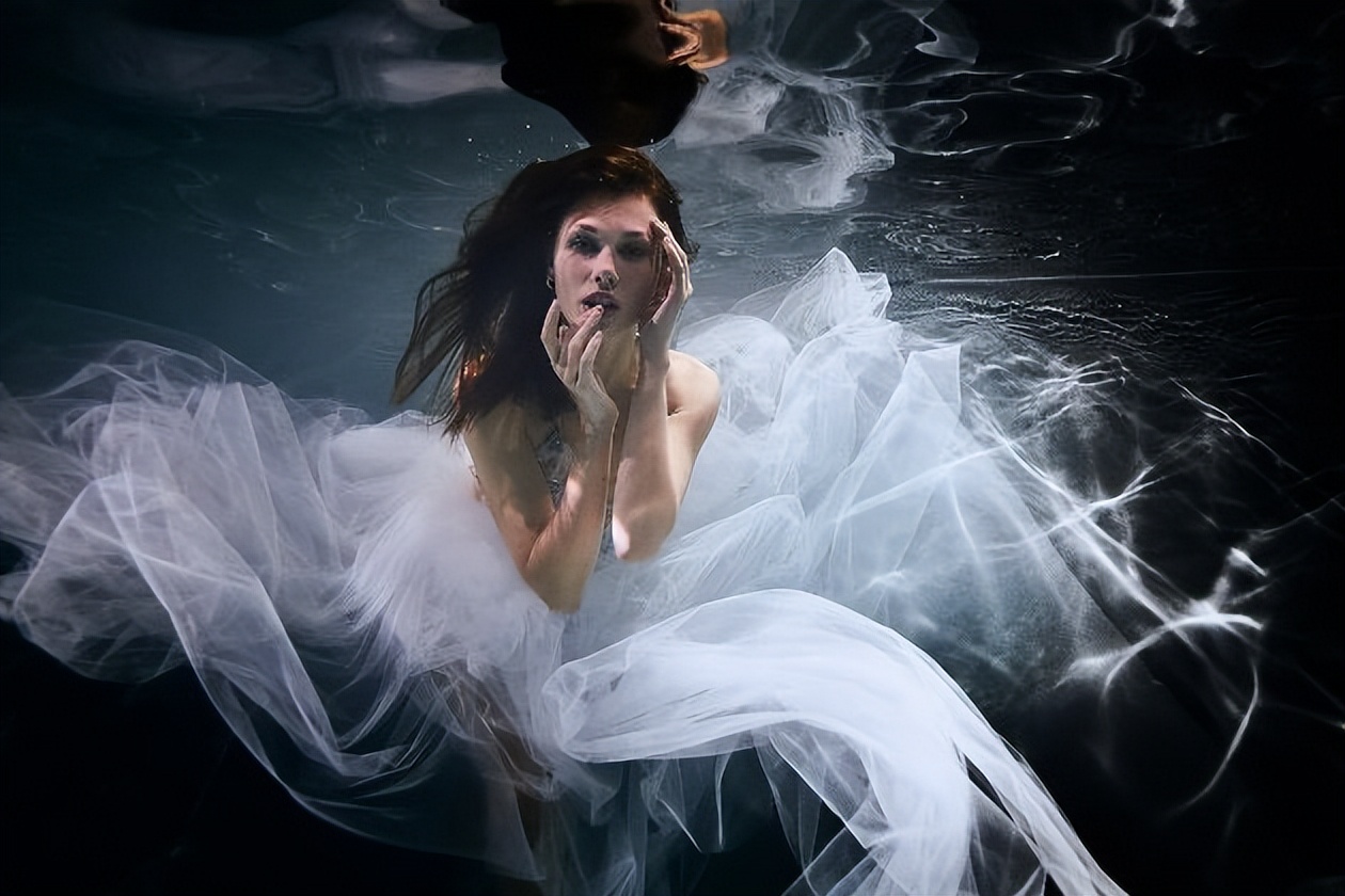 Underwater fashion shoots: 15 photos that will delight your aesthetic ...