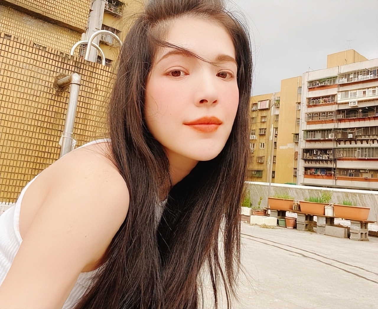 40-year-old Qiu Ze made his first appearance after marriage. He was in ...