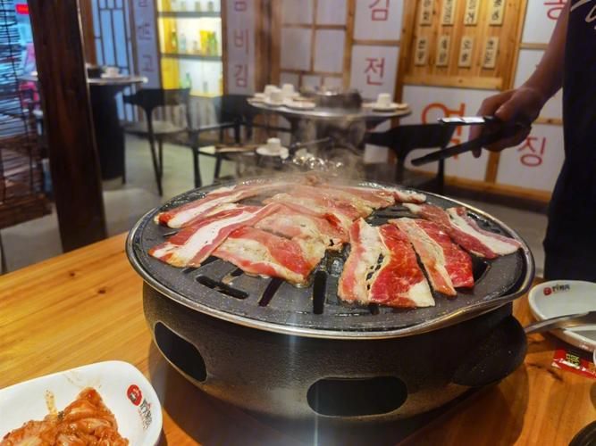 Zhang Hongfu tells you that barbecue is a heart-warming food feast - iNEWS