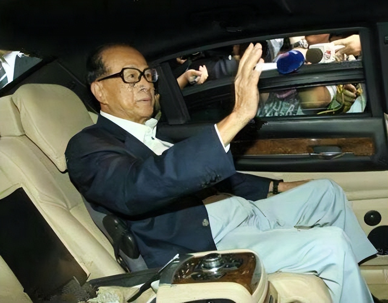 Zhou Kaixuan is willing to be Li Ka-shing's "mirror", holding power and ...
