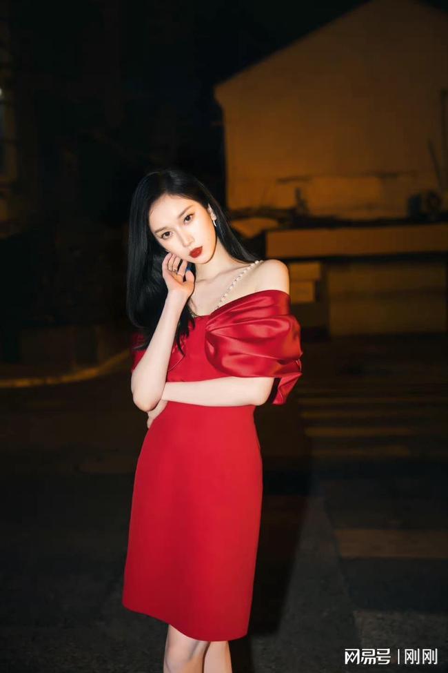 Fascinating Liu Lingzi - iNEWS