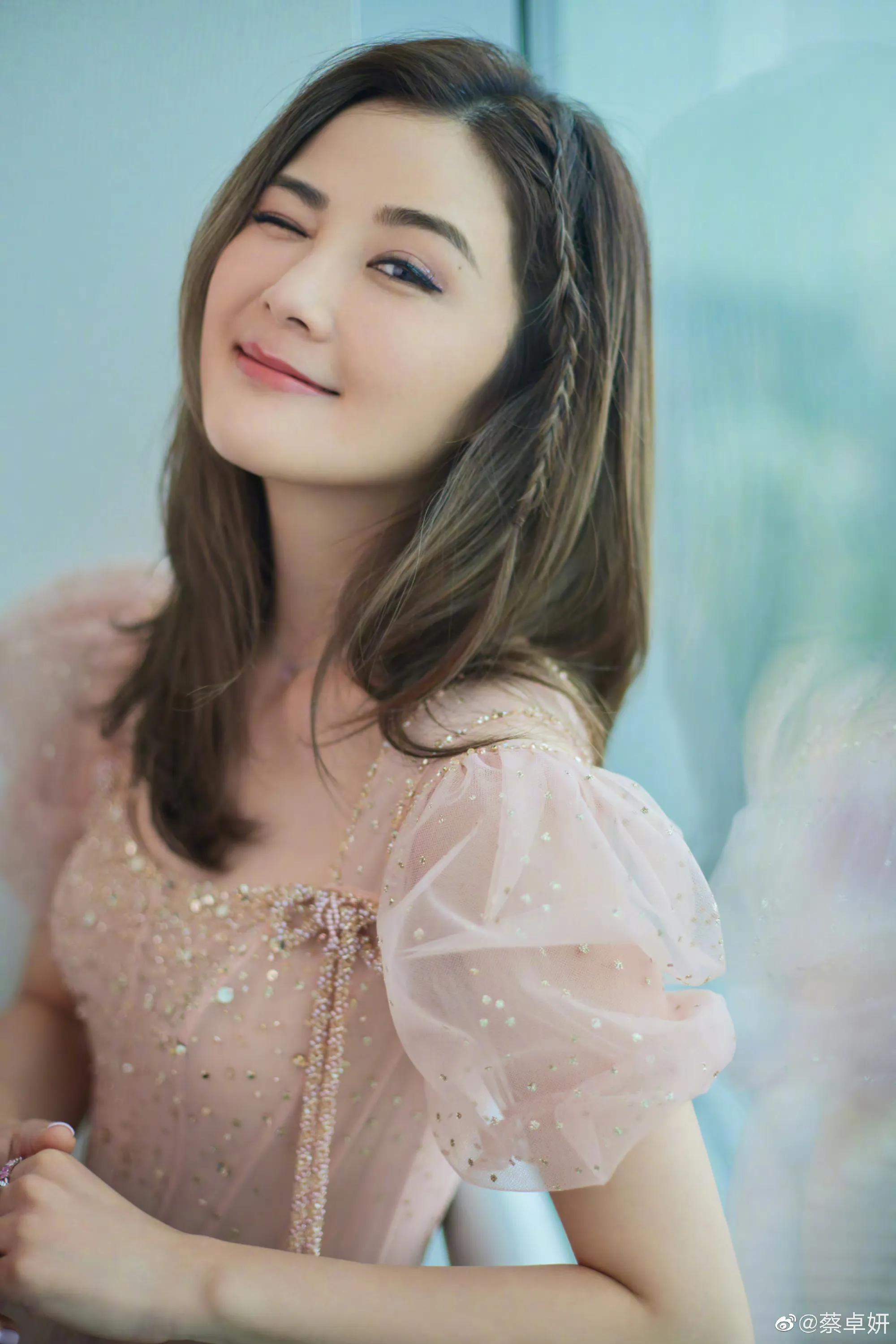 Twins Chung Xintong Charlene Choi fits in a champagne cake dress, fresh ...